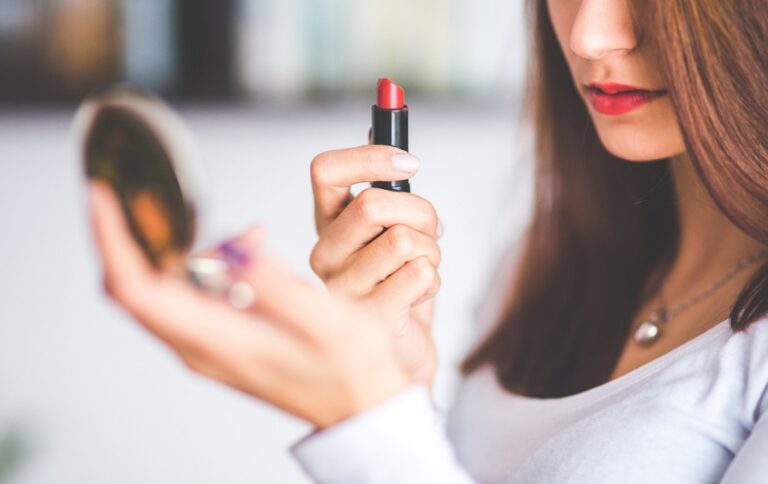Szminki a wygląd: który kolory odmłodzą, a które dodadzą nam lat? Jak ...
